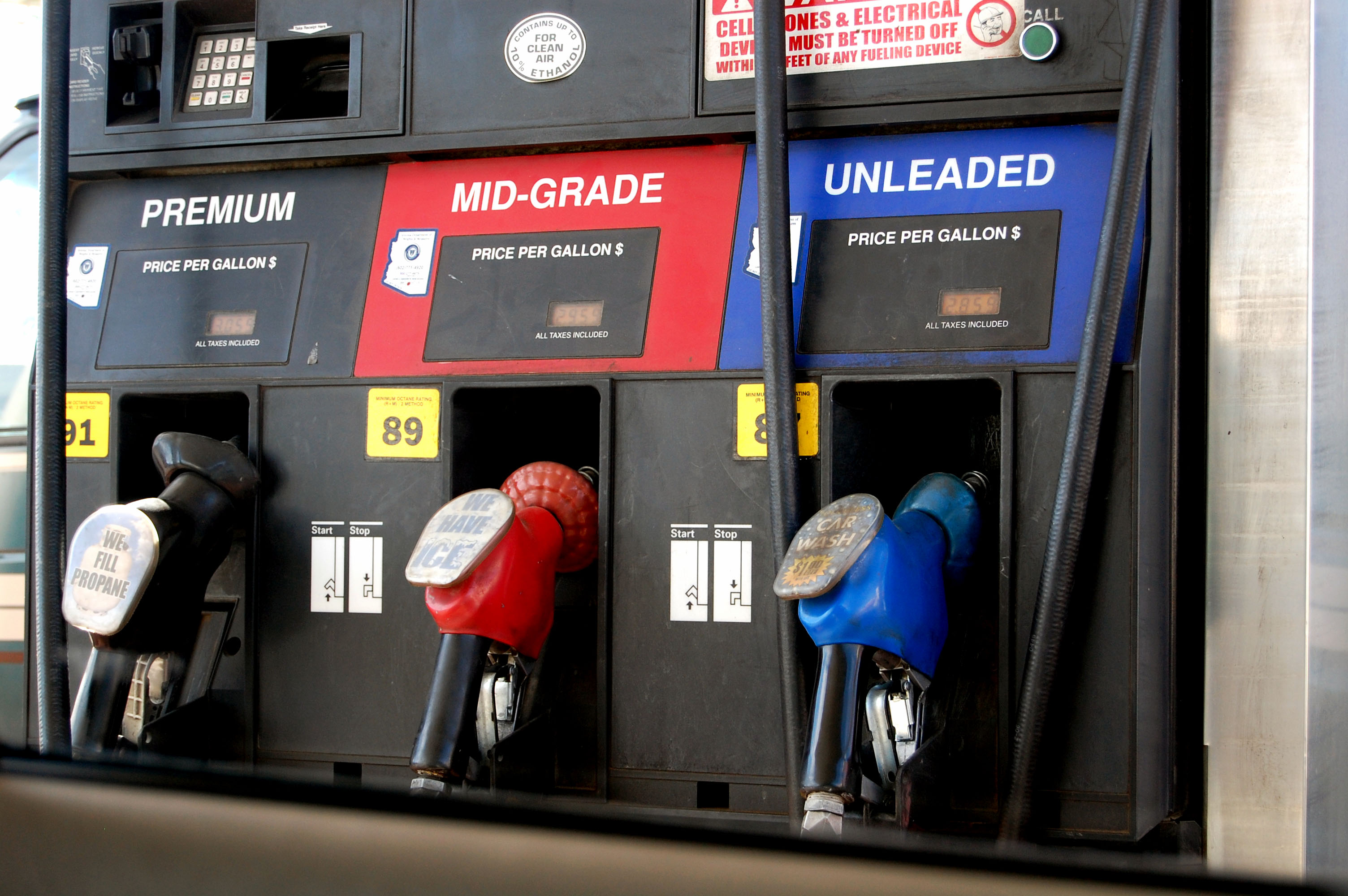 What do U.S. drivers, refiners and carmakers love? $2 gasoline ...