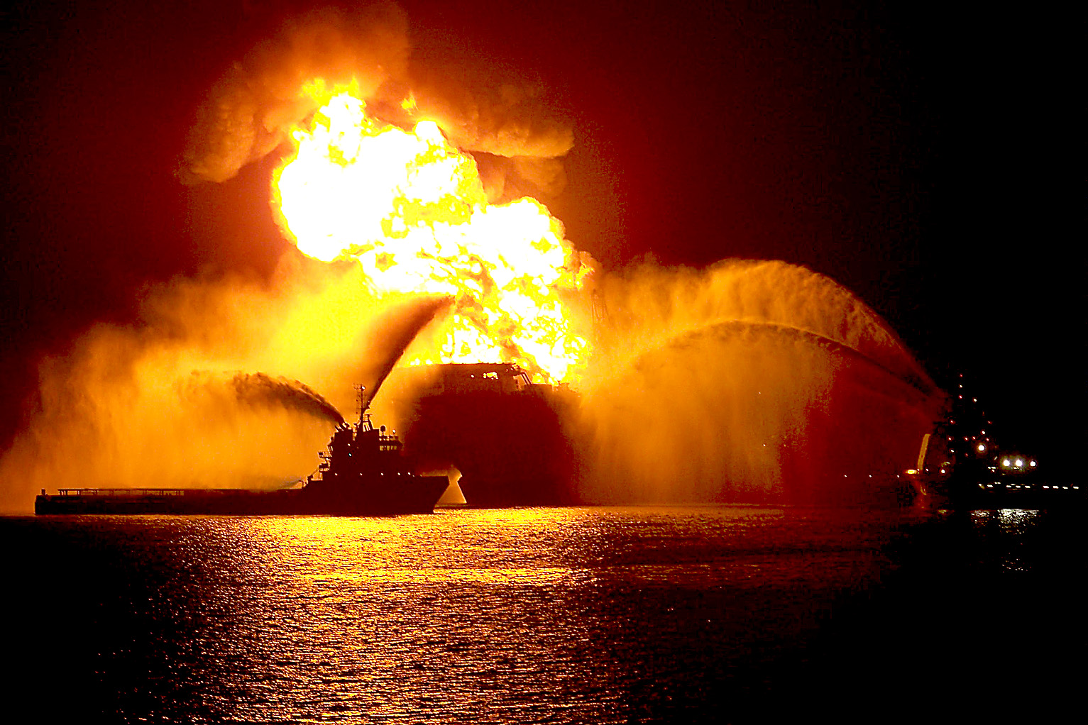 Oil rig explodes off Louisiana coast | Valdosta Daily Times