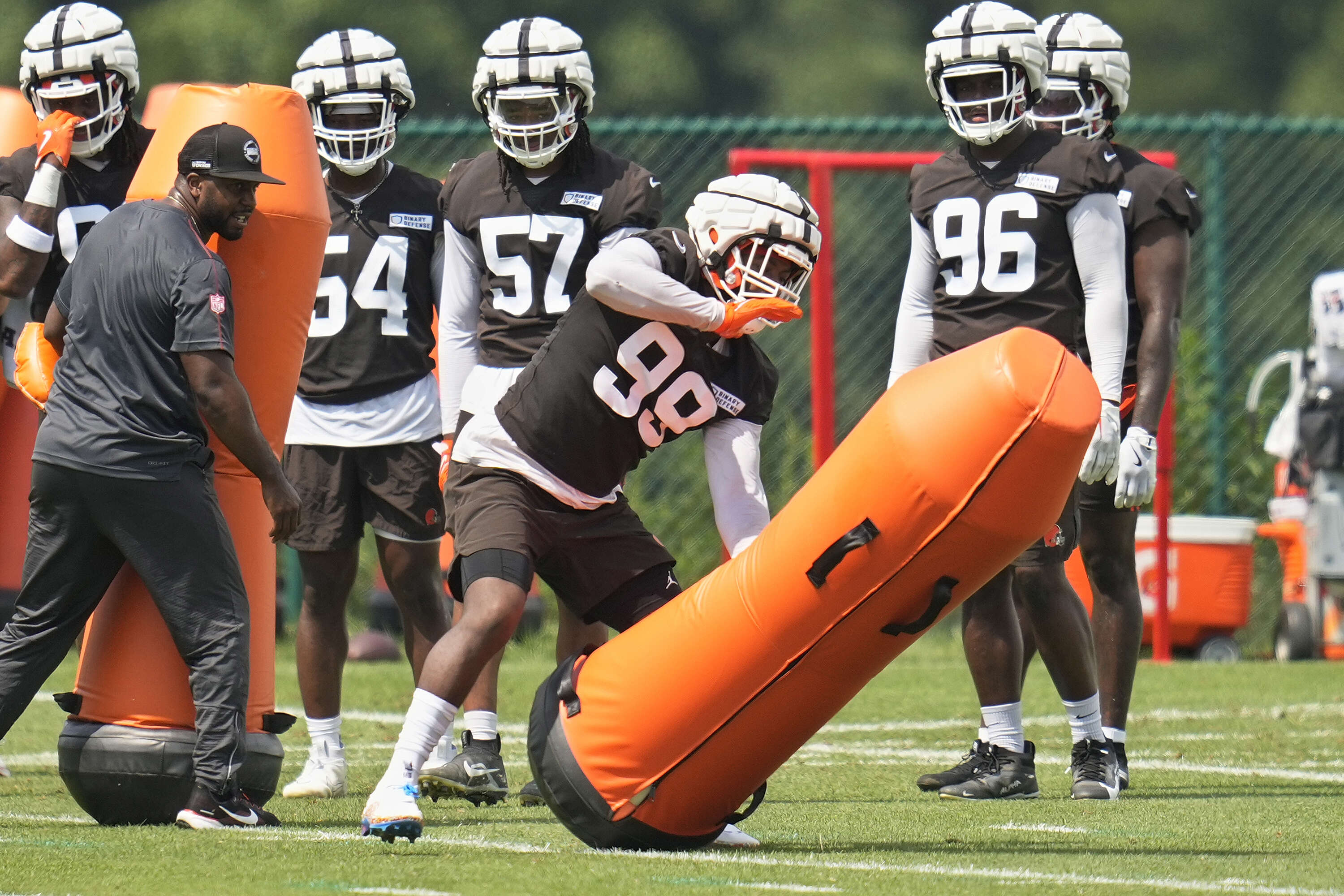 Browns defensive end Za’Darius Smith injured during practice, driven ...