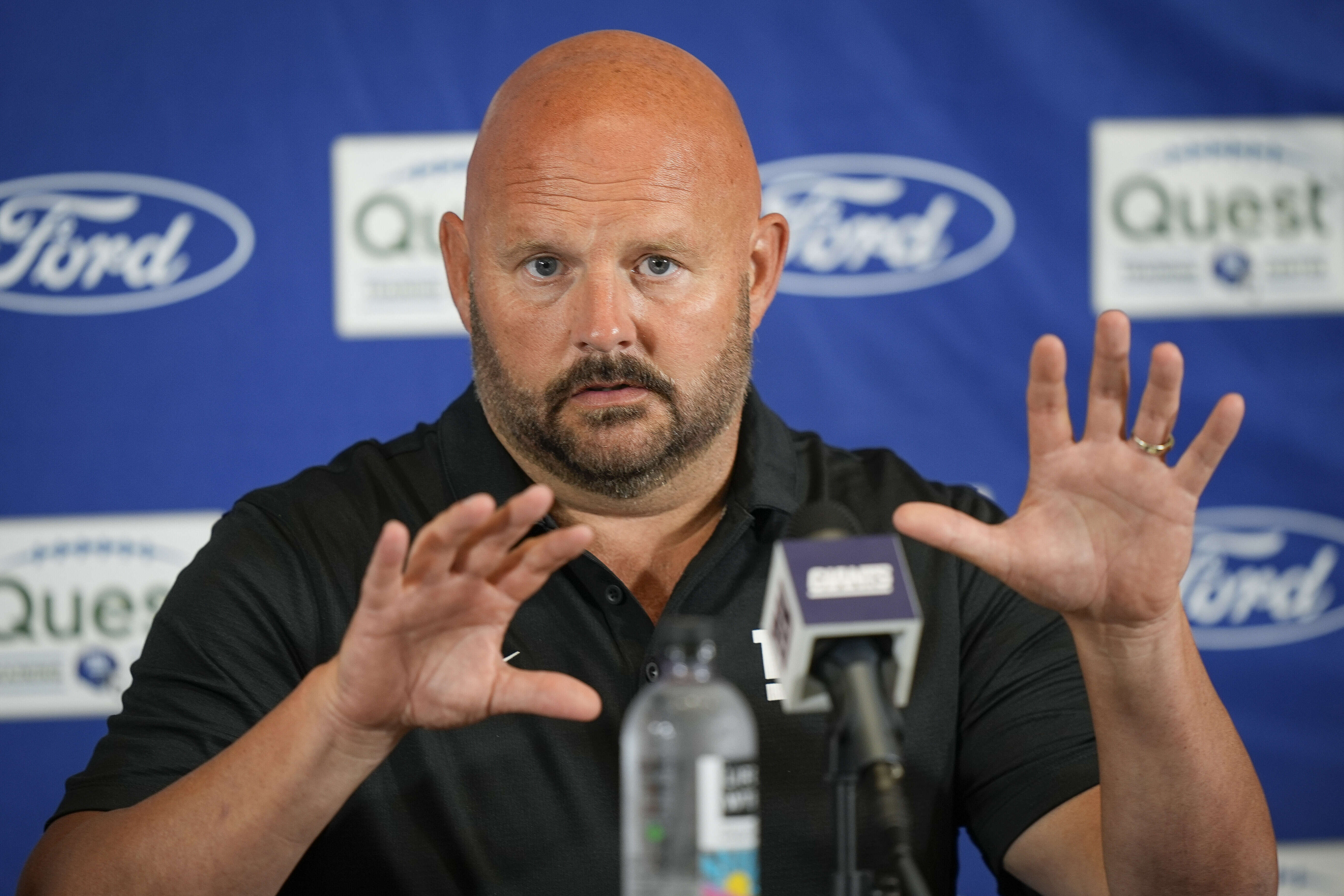 Giants still waiting for right tackle Evan Neal to practice in training ...