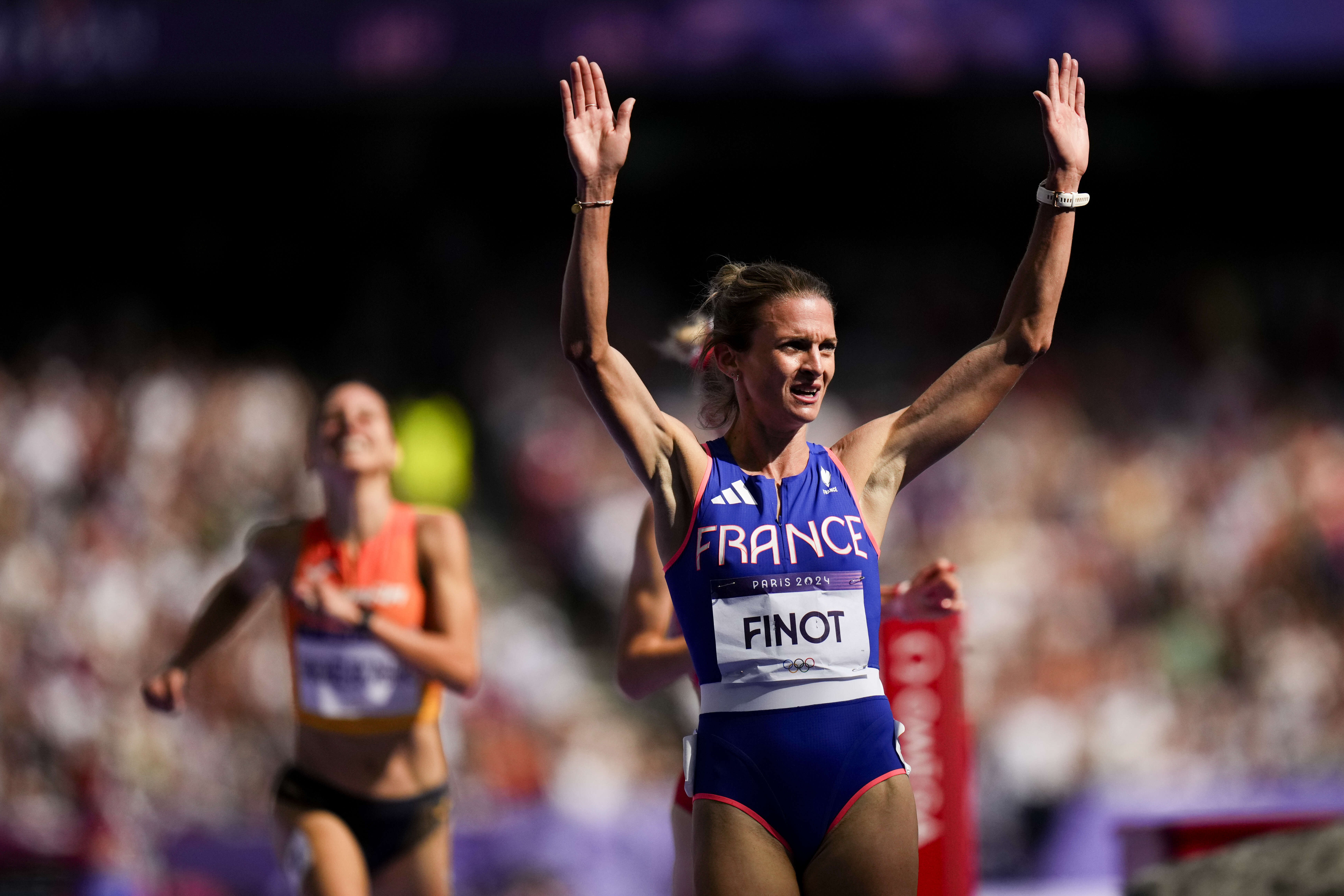 French runner Alice Finot proposes to her boyfriend with an Olympic pin ...