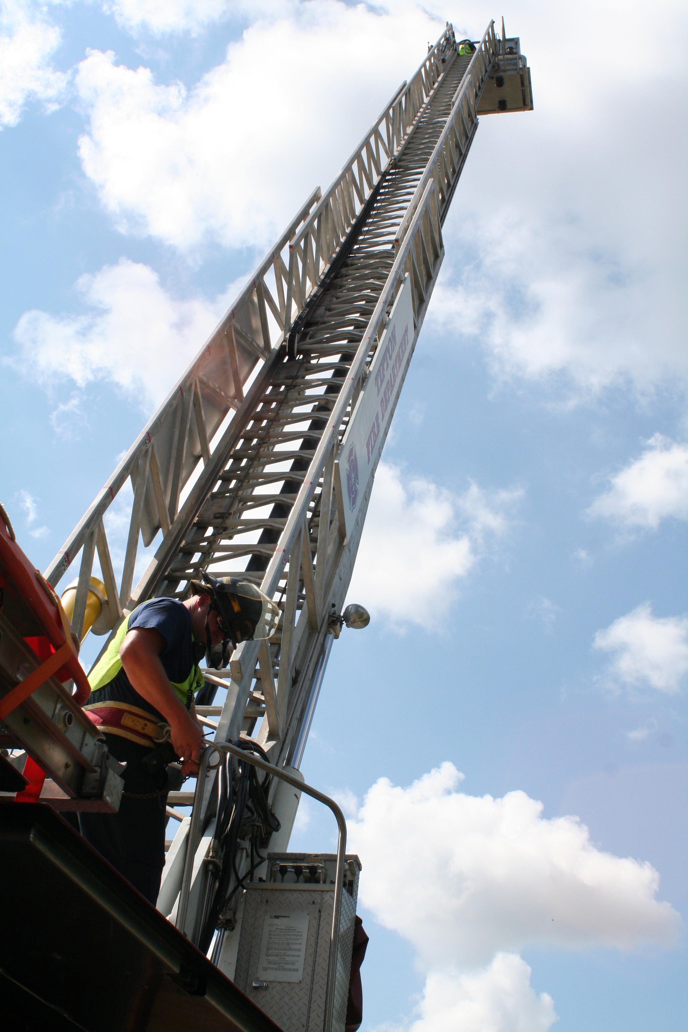 Tifton Fire Department conducts ladder training | Valdosta Daily Times